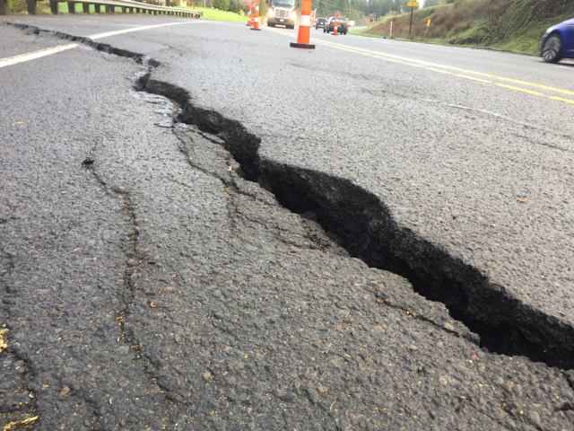 Heavy rain causes large crack to open up on Hwy 213 near Mulino - KPTV ...